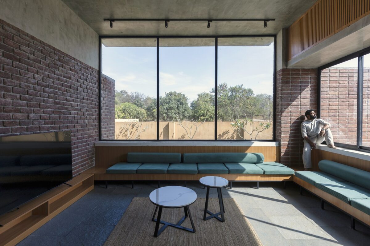 This Gray Roof House Stands as an Architectural Homage to Climate ...
