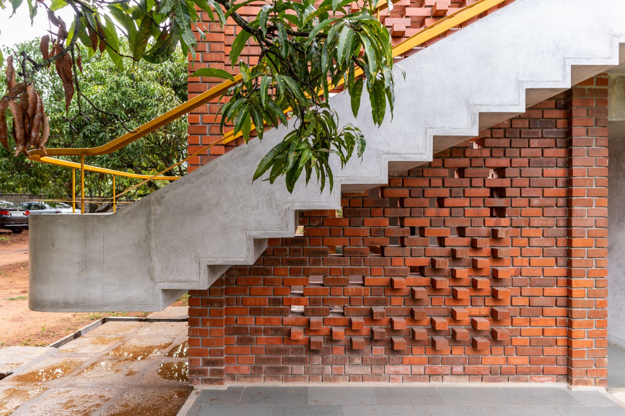 This L shaped House is an Exemplar of Contextual Regionalism | betweenlines