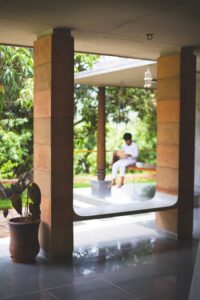 This L shaped House is an Exemplar of Contextual Regionalism | betweenlines