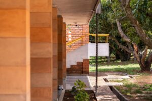 This L shaped House is an Exemplar of Contextual Regionalism | betweenlines