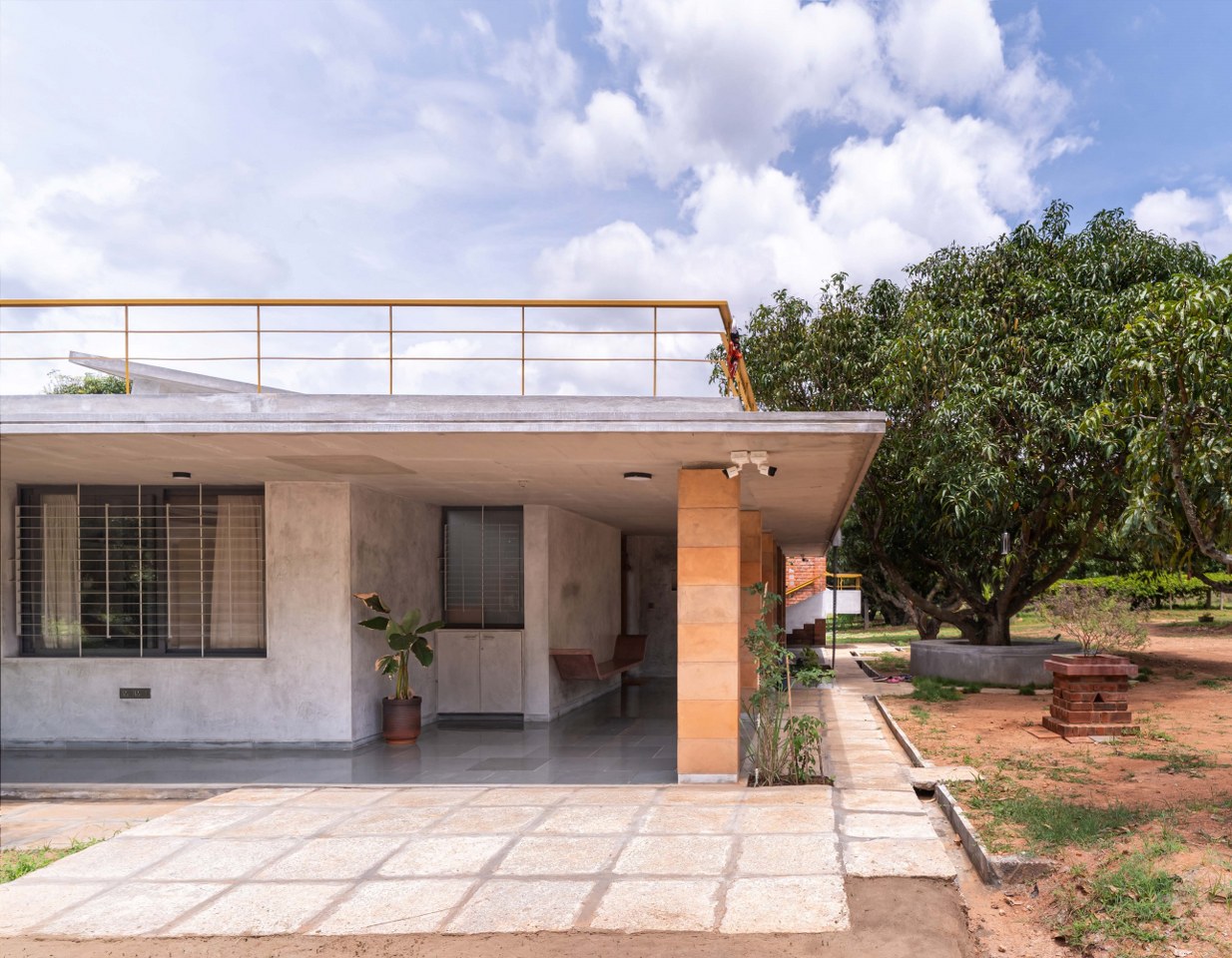 This L shaped House is an Exemplar of Contextual Regionalism | betweenlines