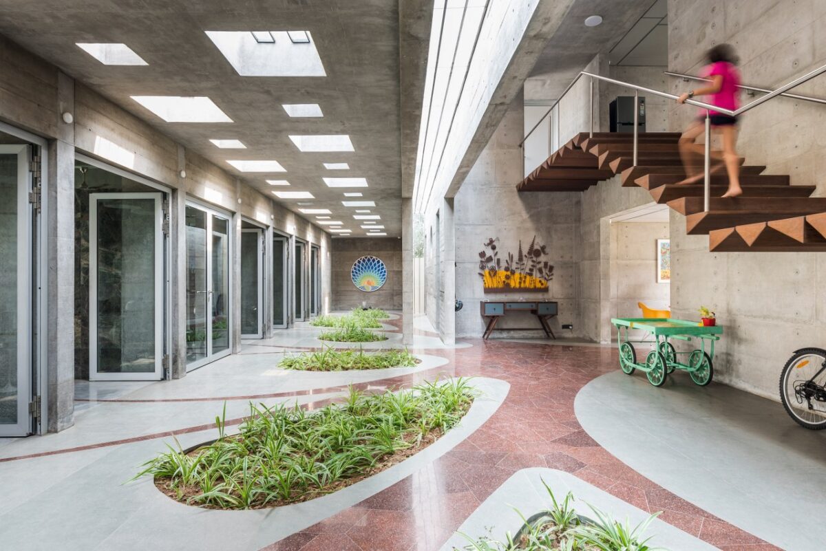 This House with Courtyard Aligns to the Principles of Nature | ESSTEAM