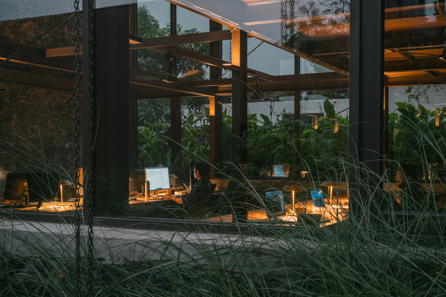 A Studio Design that Harmoniously Integrates with the Landscape ...