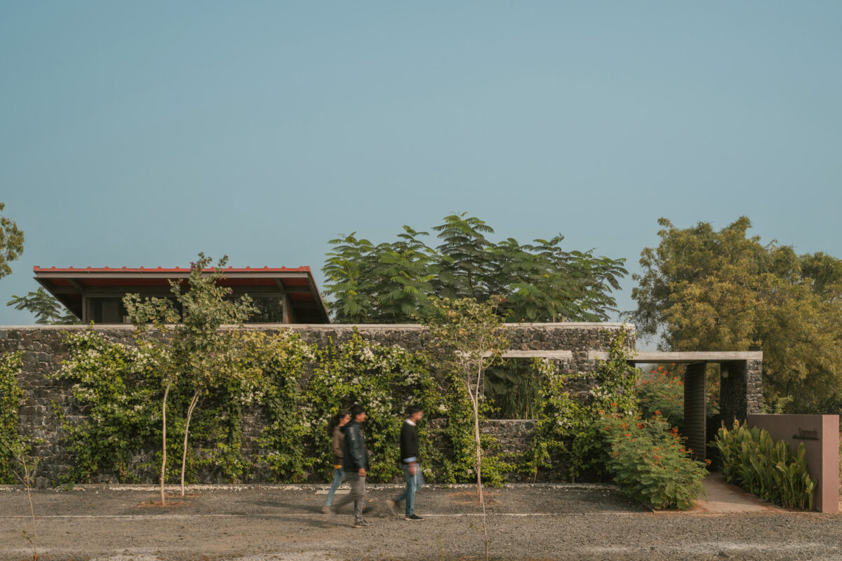 A Studio Design that Harmoniously Integrates with the Landscape ...