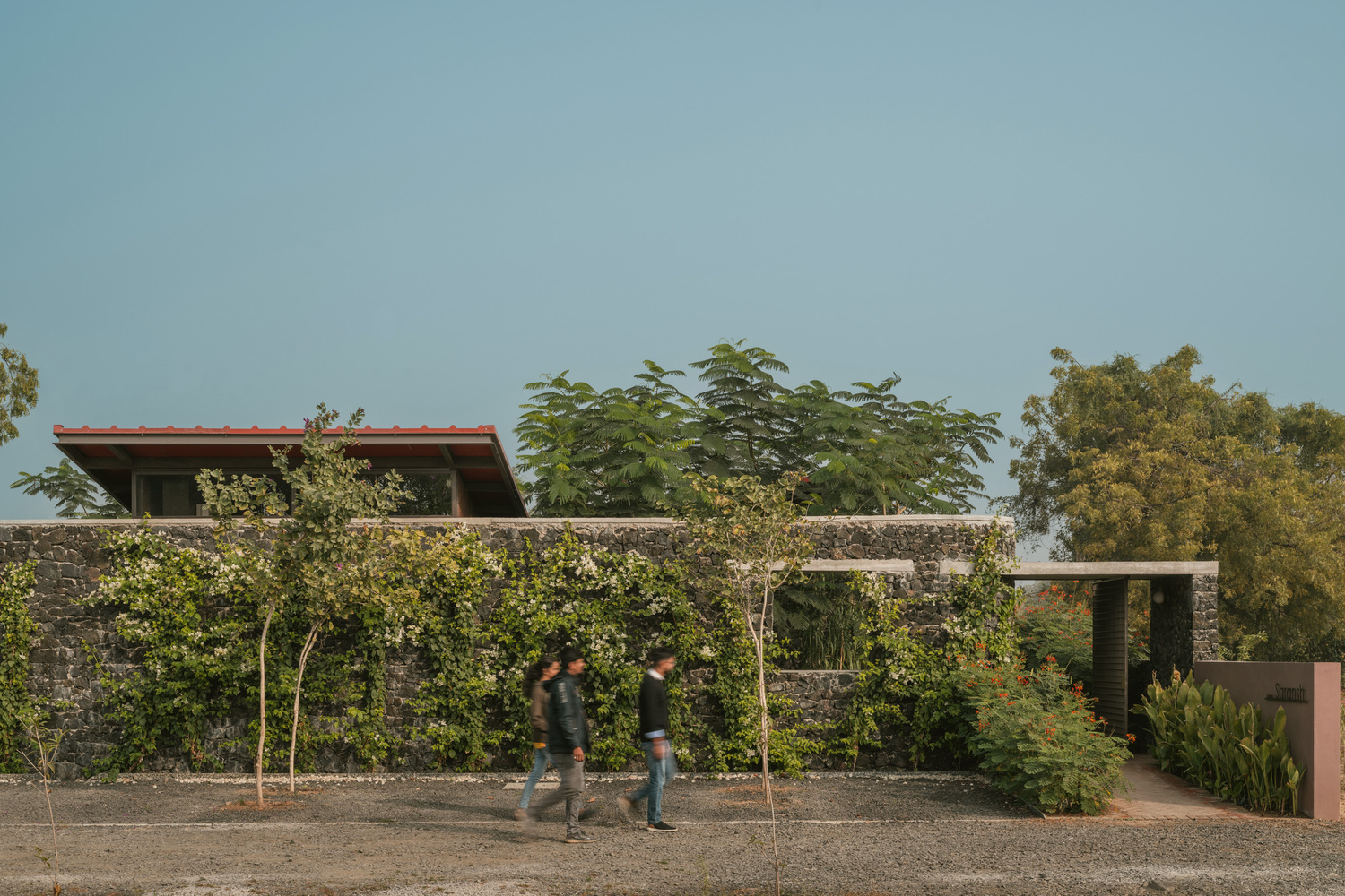 A Studio Design that Harmoniously Integrates with the Landscape ...