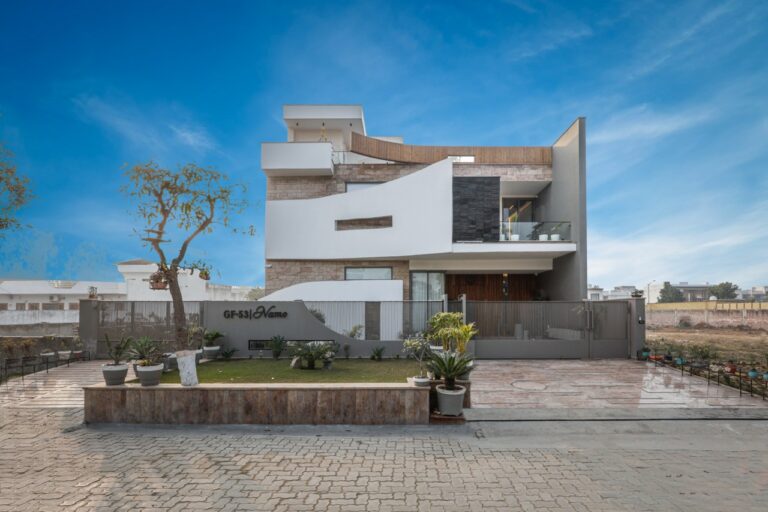 A Studio House Design Which Minimizes Internal Walls To Maximise ...