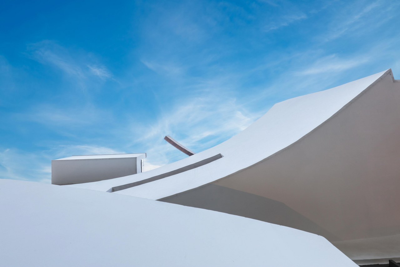 A Studio House Design Which Minimizes Internal Walls To Maximise ...