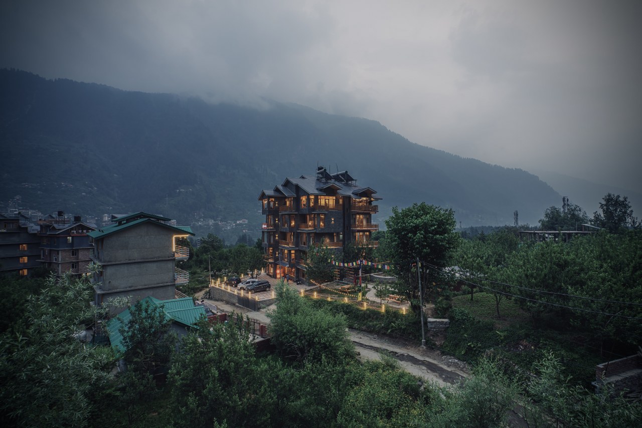 This Zostel in Manali Draws Inspiration From The Majestic Peaks | Space ...