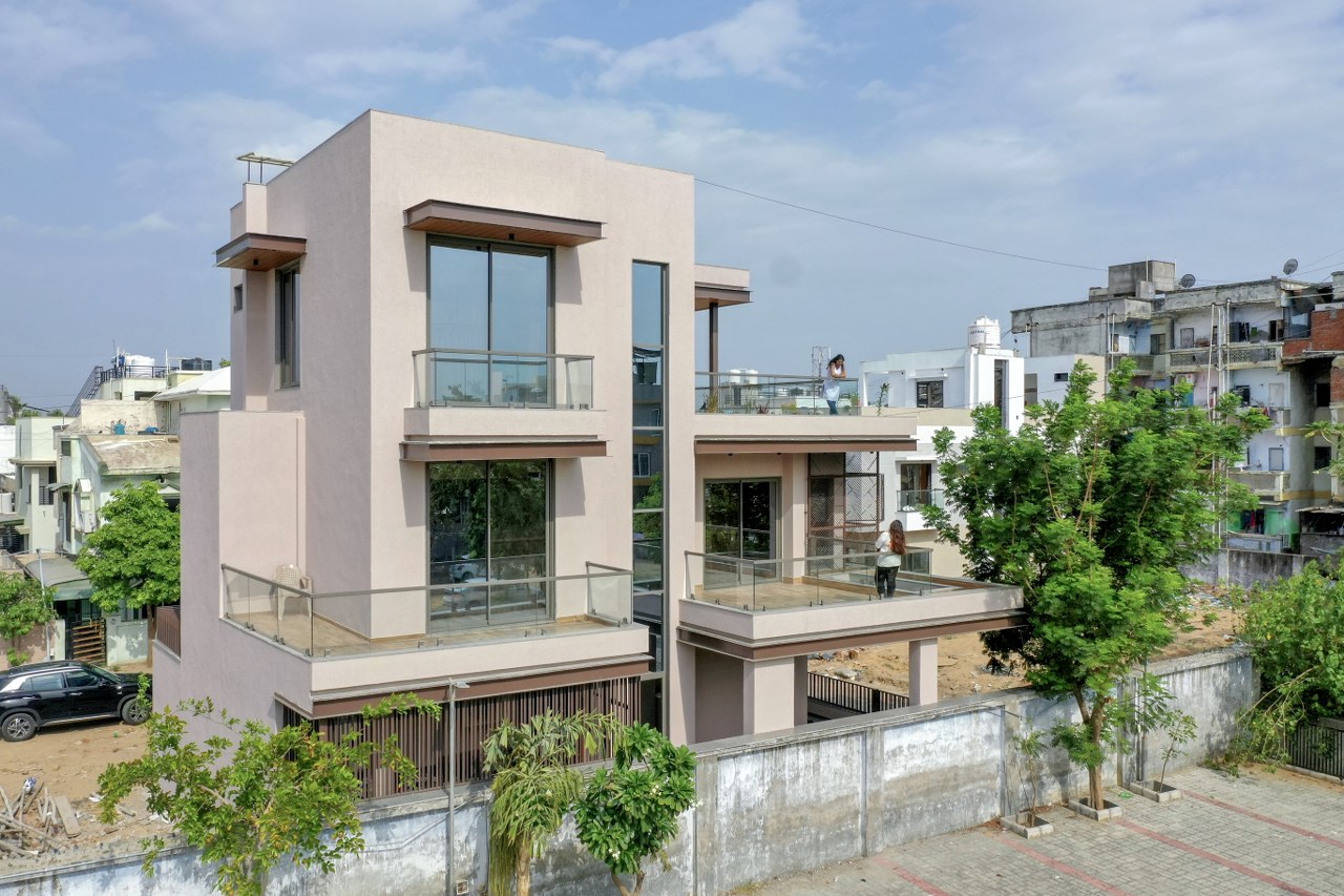 A 4 Bedroom House Design is set on a Limited Footprint | Harikrushna ...