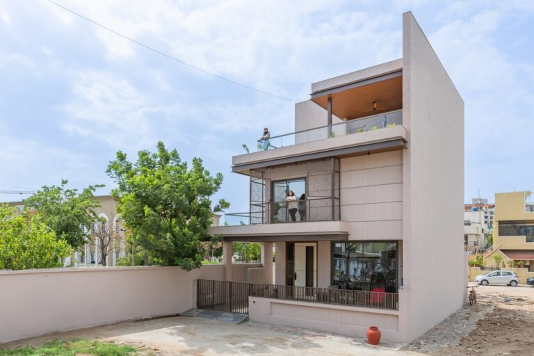 A 4 Bedroom House Design is set on a Limited Footprint | Harikrushna ...