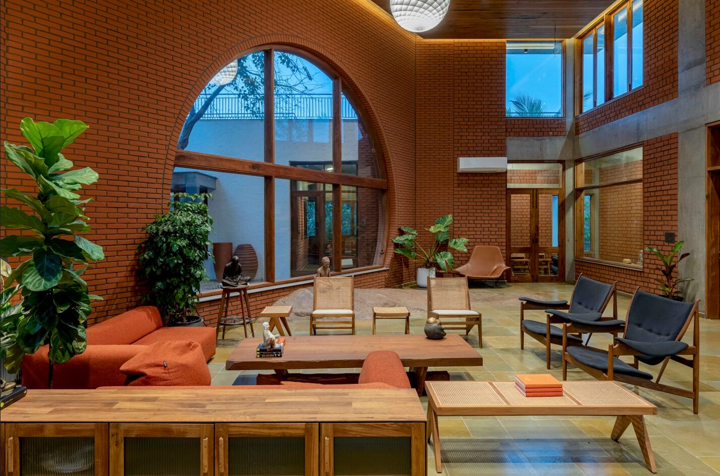 This Home is Influenced by Biomorphism Architecture | The Grid Architects