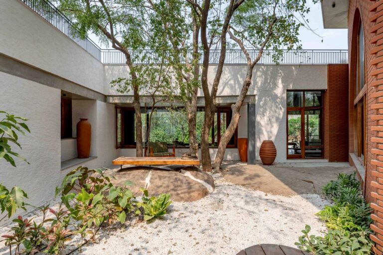 This Home is Influenced by Biomorphism Architecture | The Grid Architects