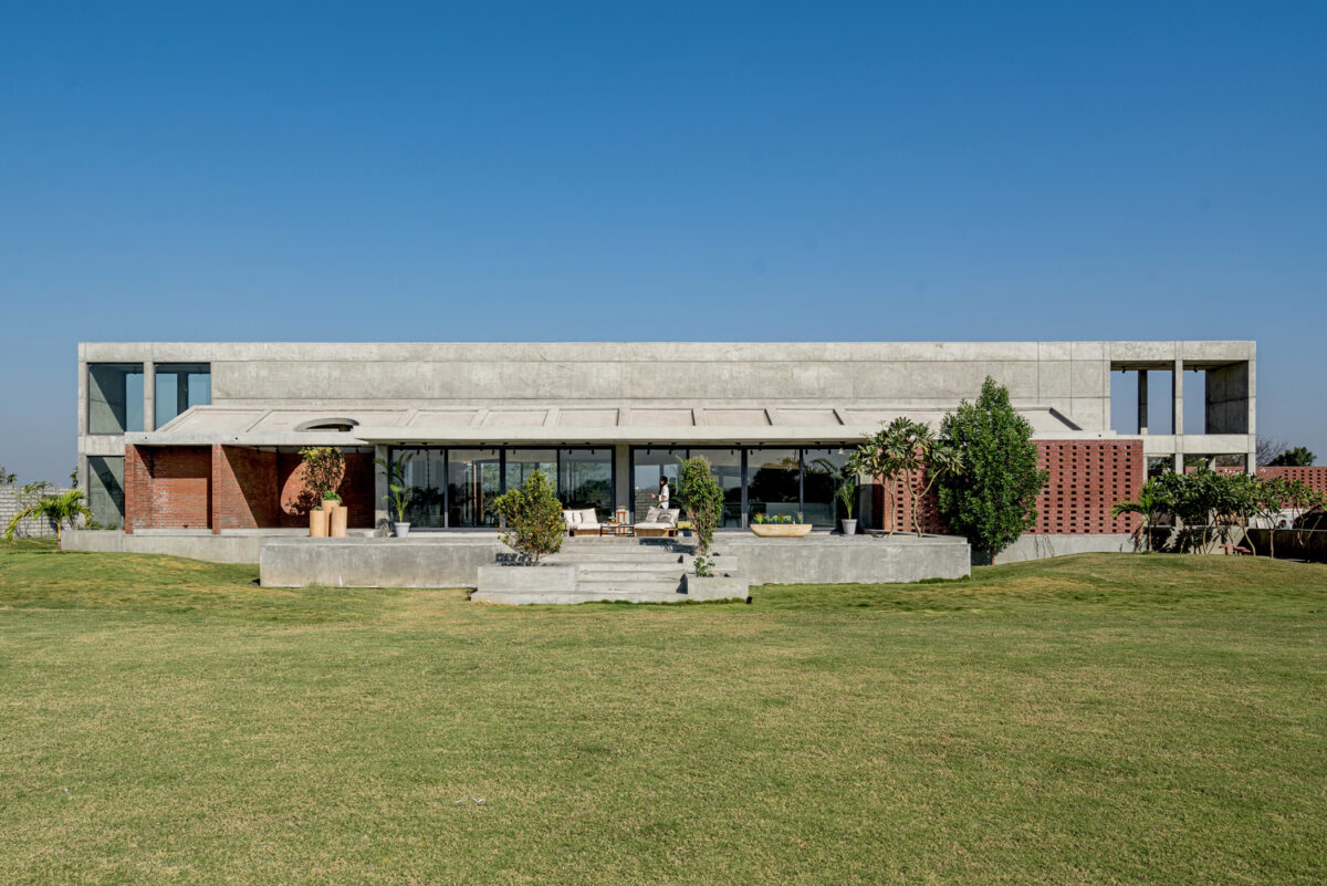 The Two Bay House is the Manifestation of in Between Spaces | MISA ...