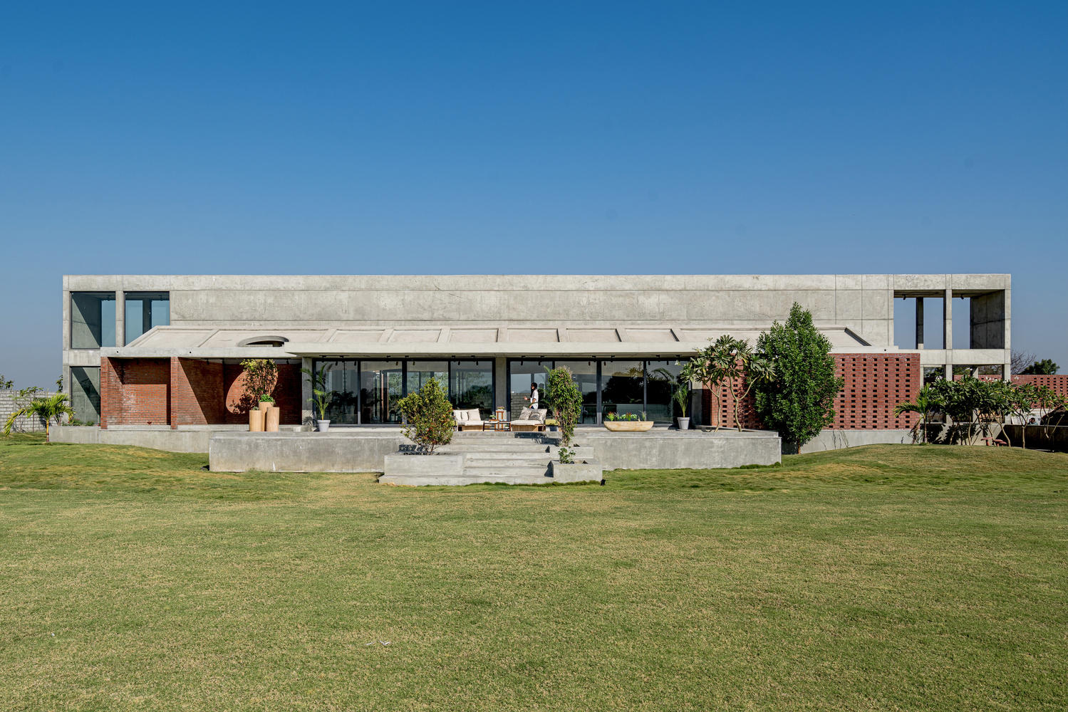 The Two Bay House is the Manifestation of in Between Spaces | MISA ...