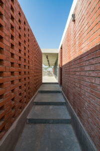 The Two Bay House is the Manifestation of in Between Spaces | MISA ...