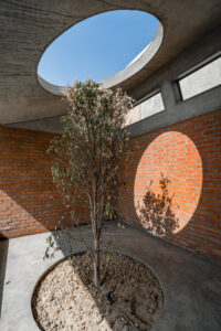 The Two Bay House is the Manifestation of in Between Spaces | MISA ...