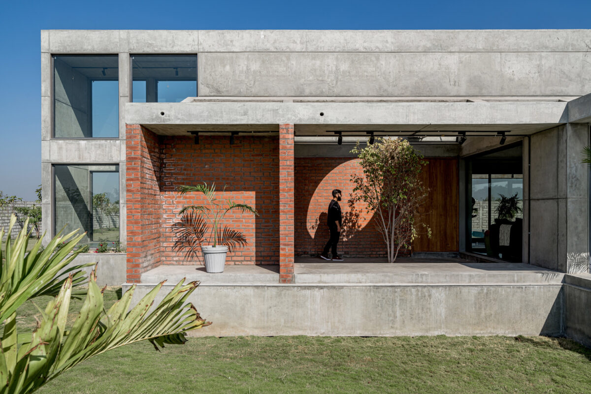 The Two Bay House is the Manifestation of in Between Spaces | MISA ...