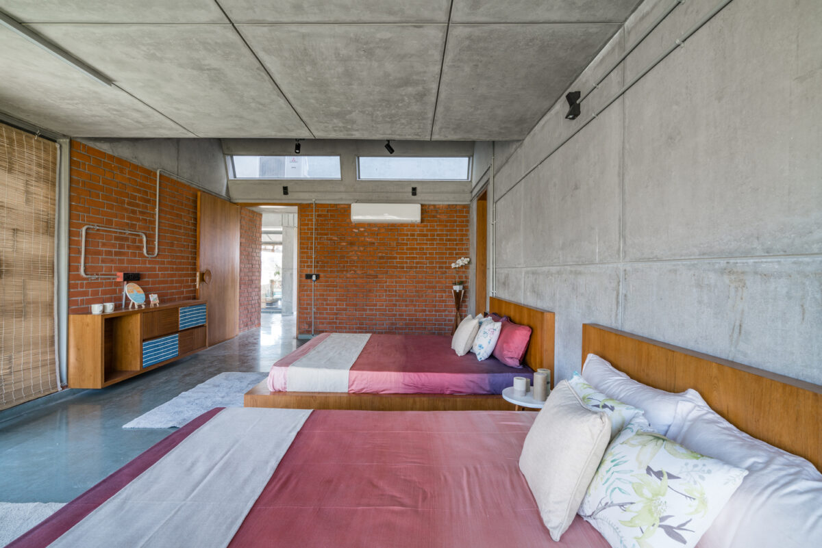 The Two Bay House is the Manifestation of in Between Spaces | MISA ...