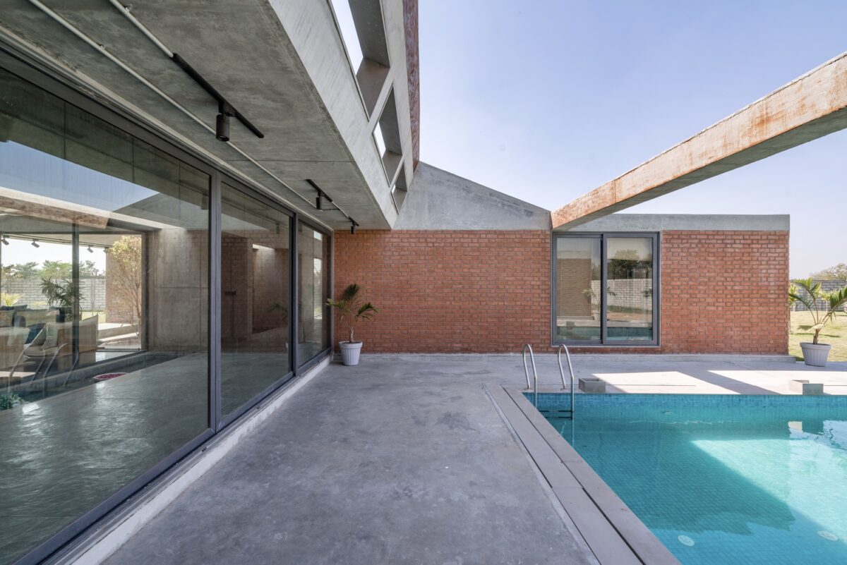 The Two Bay House is the Manifestation of in Between Spaces | MISA ...