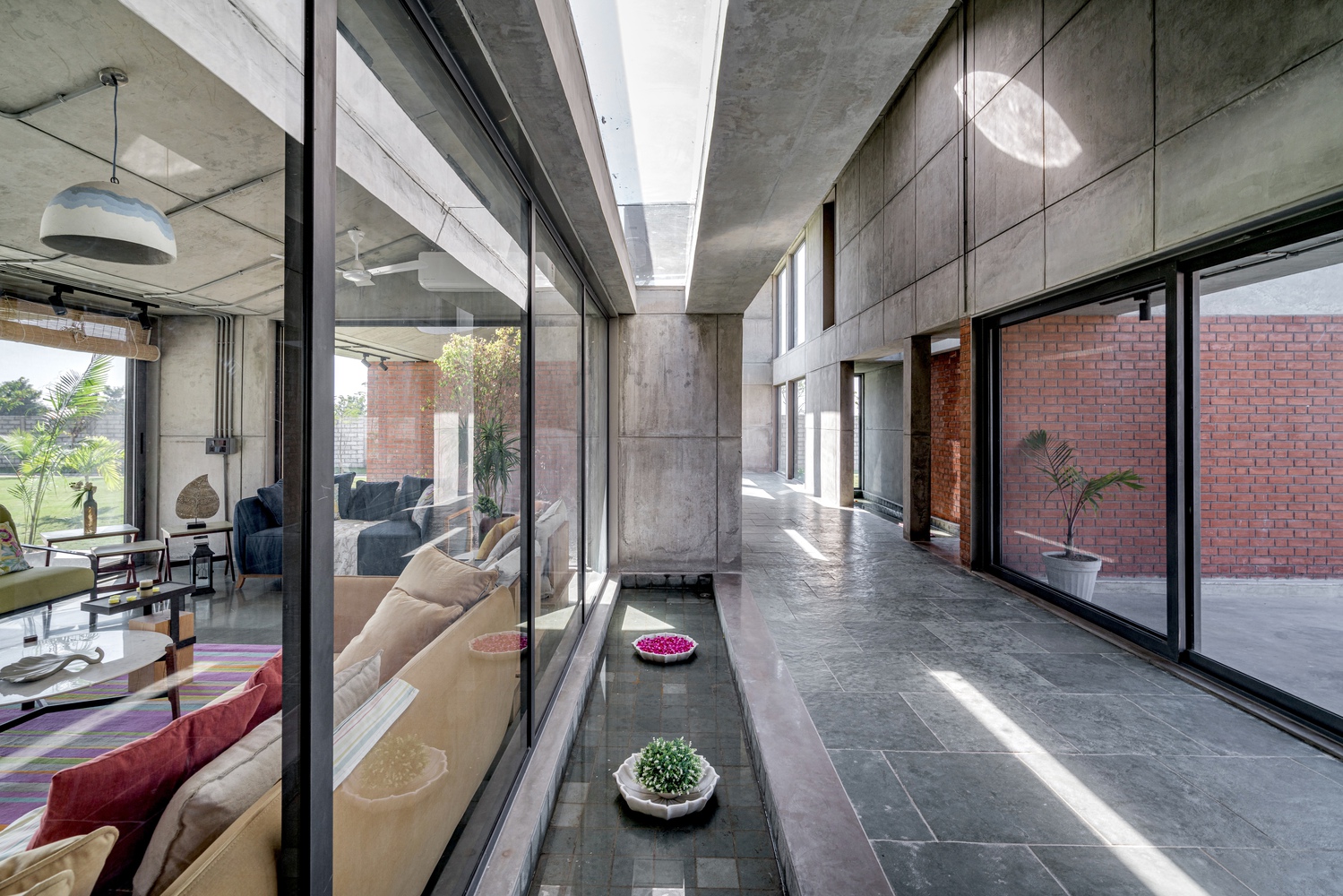 The Two Bay House is the Manifestation of in Between Spaces | MISA ...