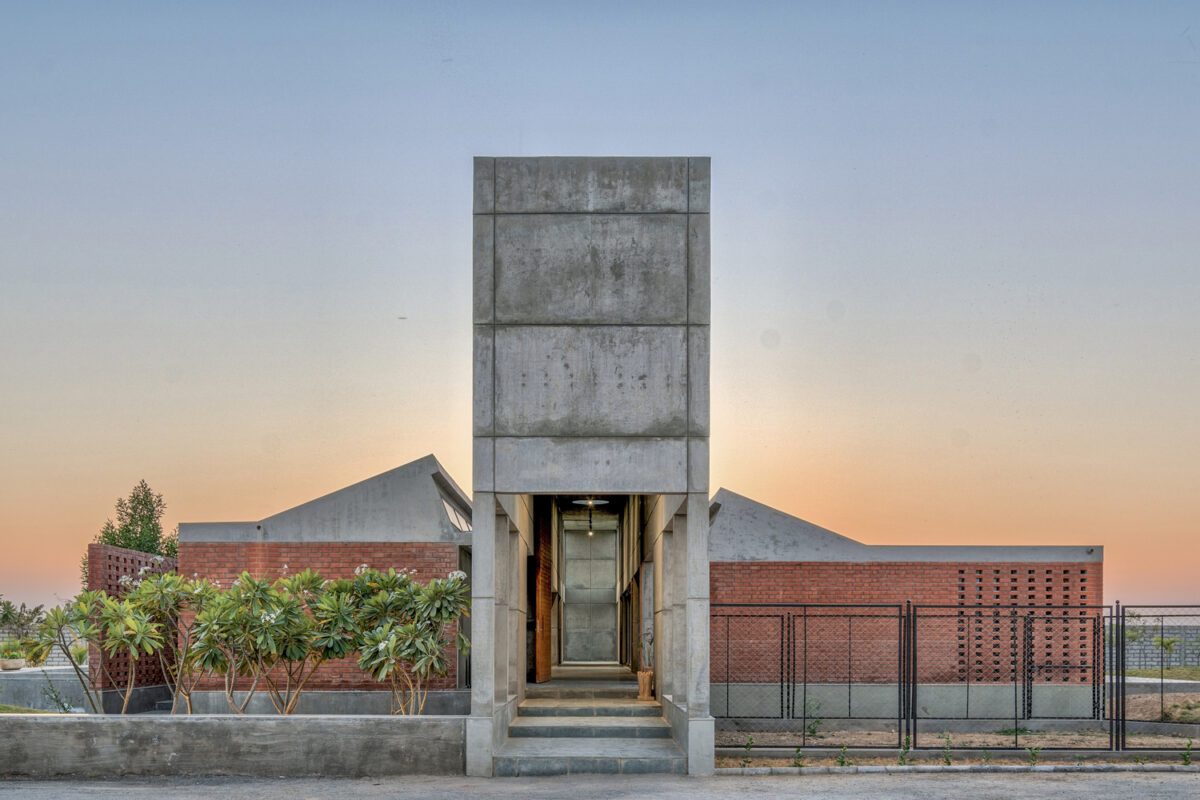 The Two Bay House is the Manifestation of in Between Spaces | MISA ...