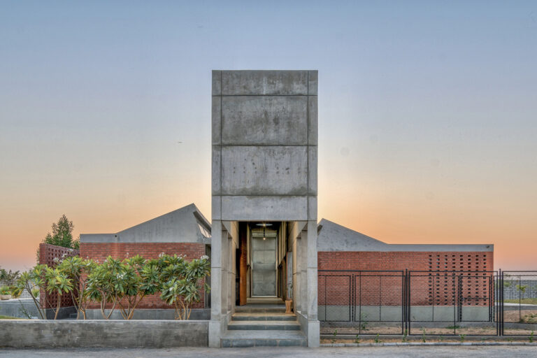 The Two Bay House is the Manifestation of in Between Spaces | MISA ...