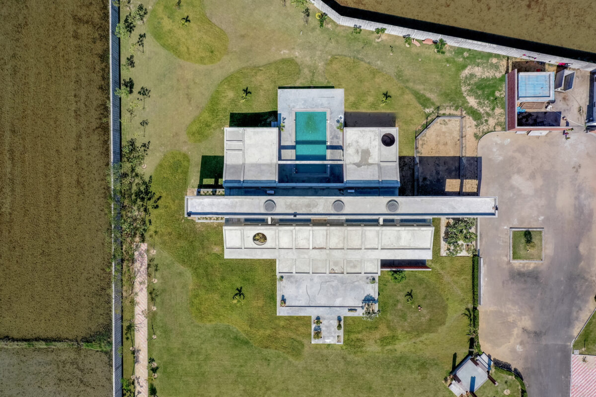 The Two Bay House is the Manifestation of in Between Spaces | MISA ...