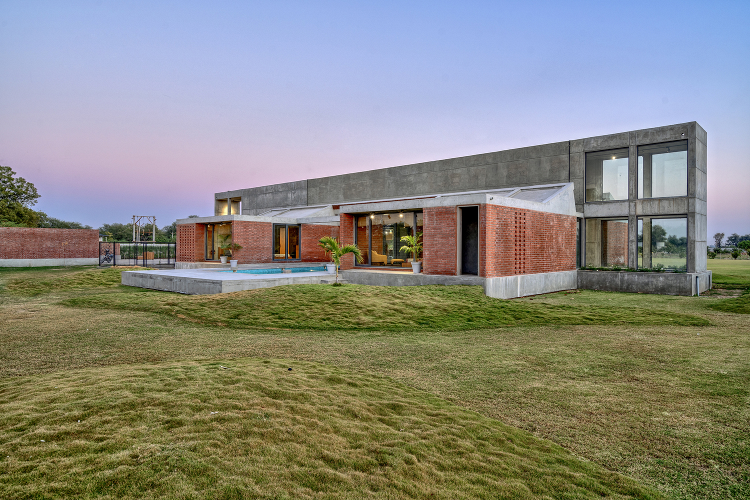 The Two Bay House is the Manifestation of in Between Spaces | MISA ...