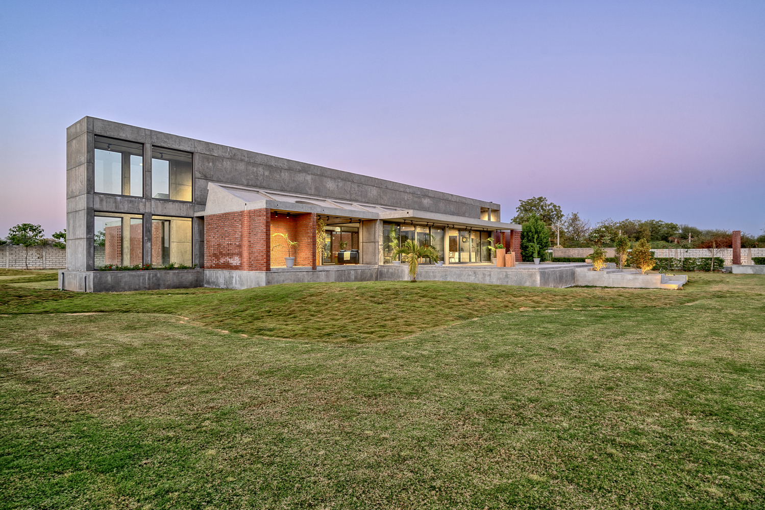 The Two Bay House is the Manifestation of in Between Spaces | MISA ...