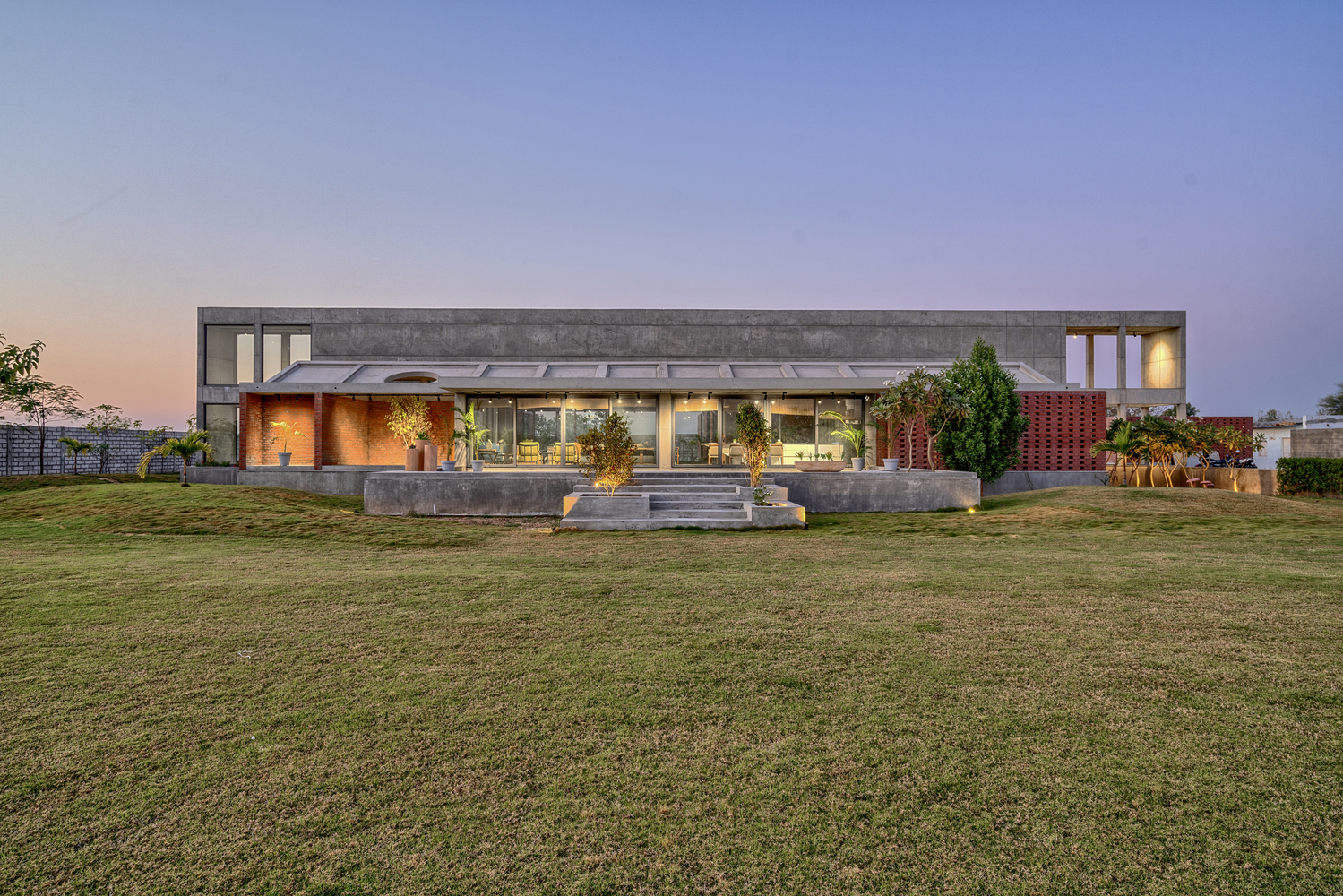 The Two Bay House is the Manifestation of in Between Spaces | MISA ...