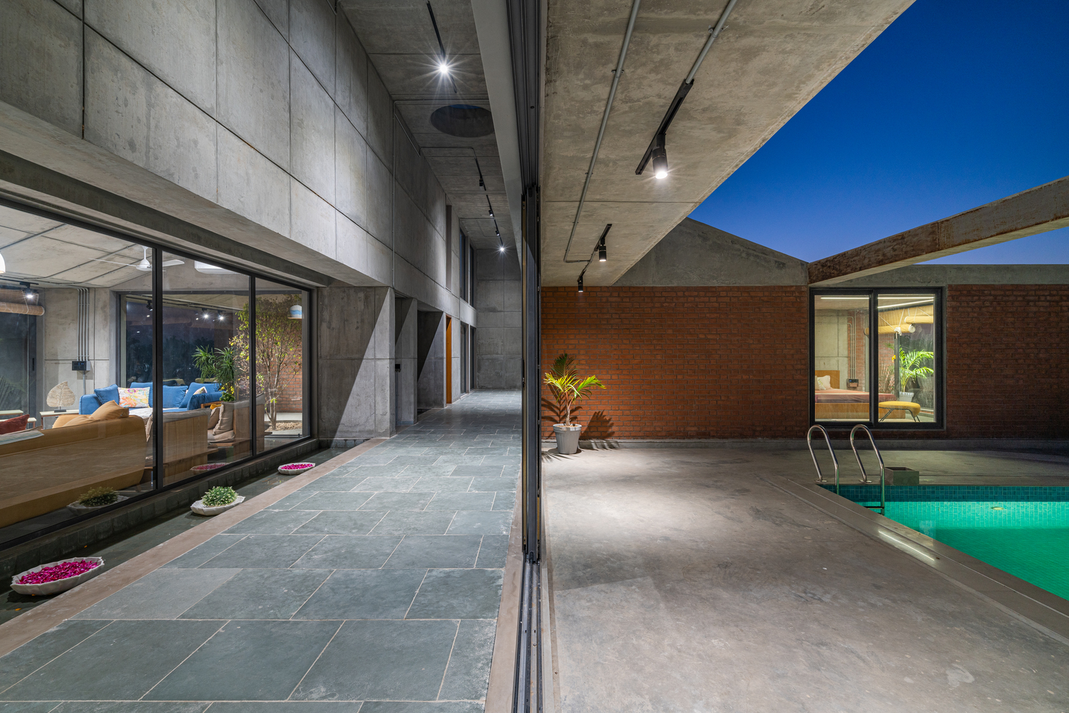 The Two Bay House is the Manifestation of in Between Spaces | MISA ...