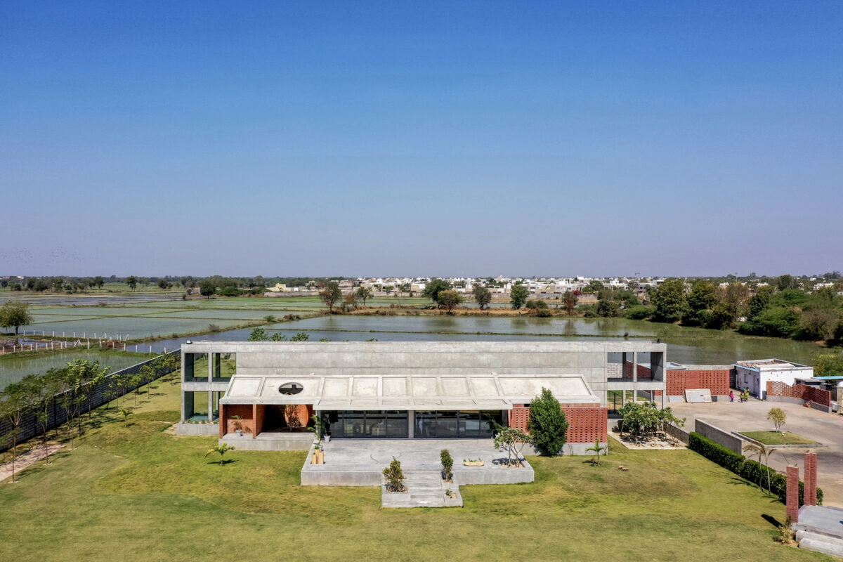 The Two Bay House is the Manifestation of in Between Spaces | MISA ...