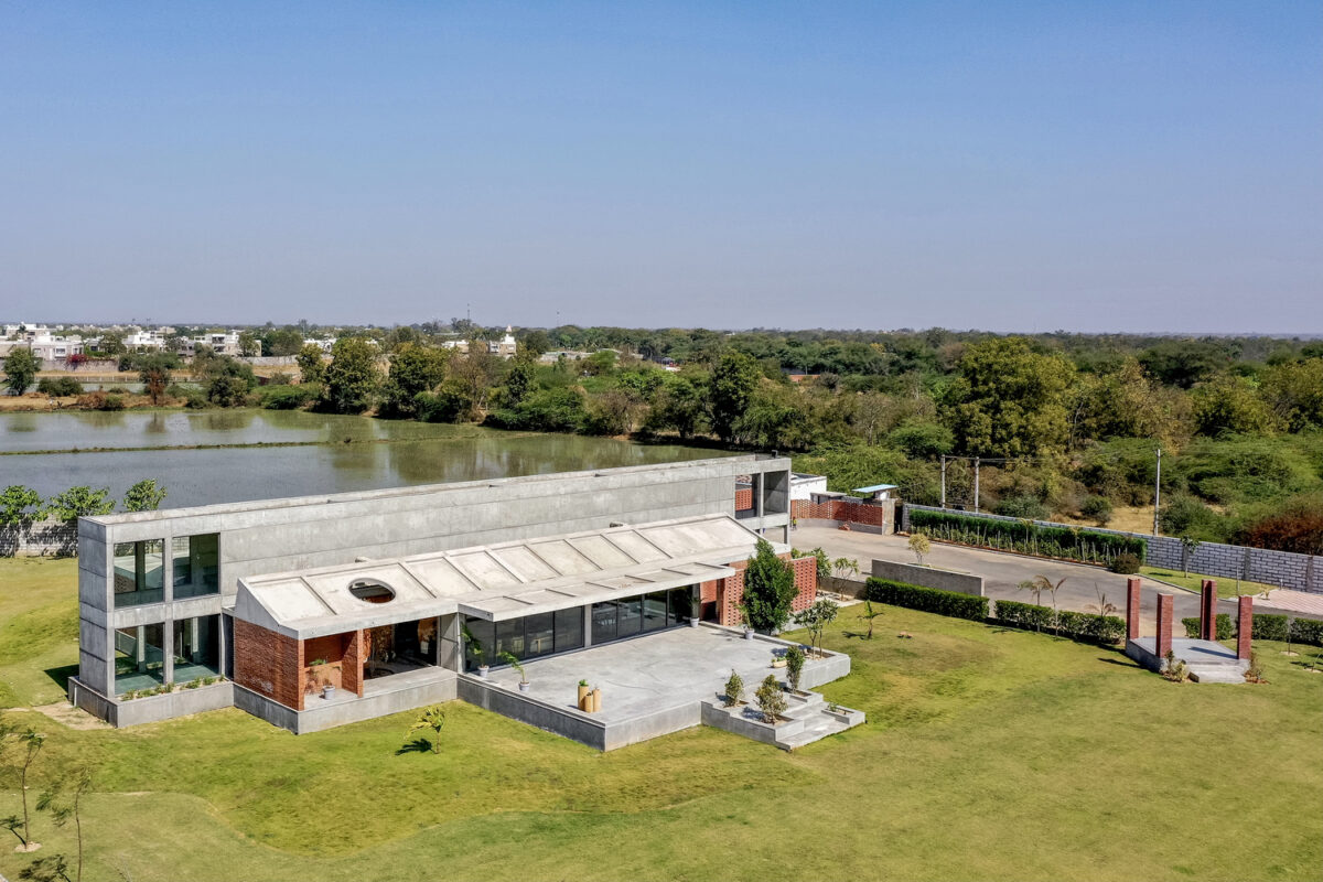 The Two Bay House is the Manifestation of in Between Spaces | MISA ...