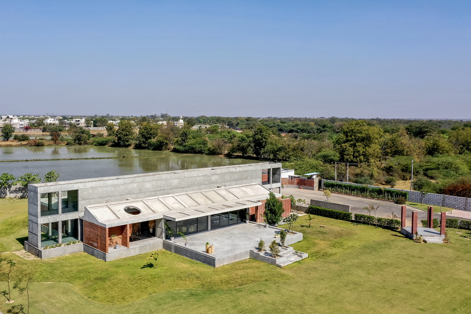 The Two Bay House is the Manifestation of in Between Spaces | MISA ...