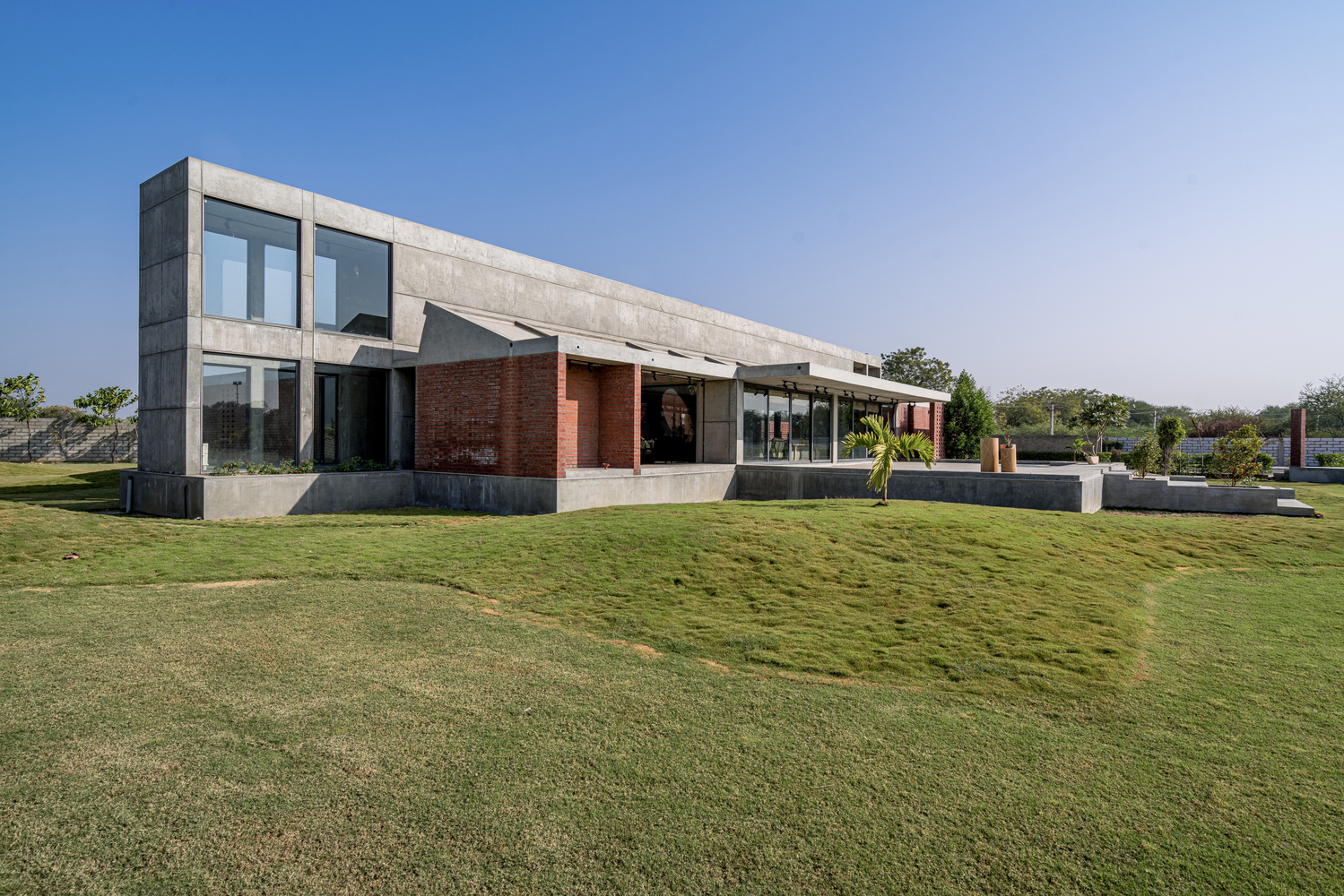 The Two Bay House is the Manifestation of in Between Spaces | MISA ...