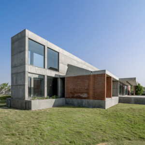 The Two Bay House is the Manifestation of in Between Spaces | MISA ...