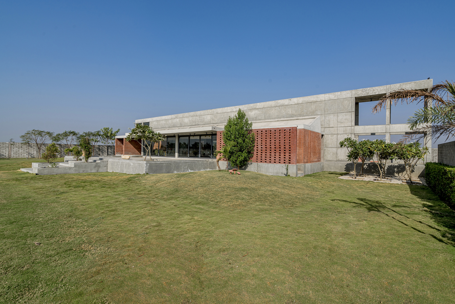 The Two Bay House is the Manifestation of in Between Spaces | MISA ...