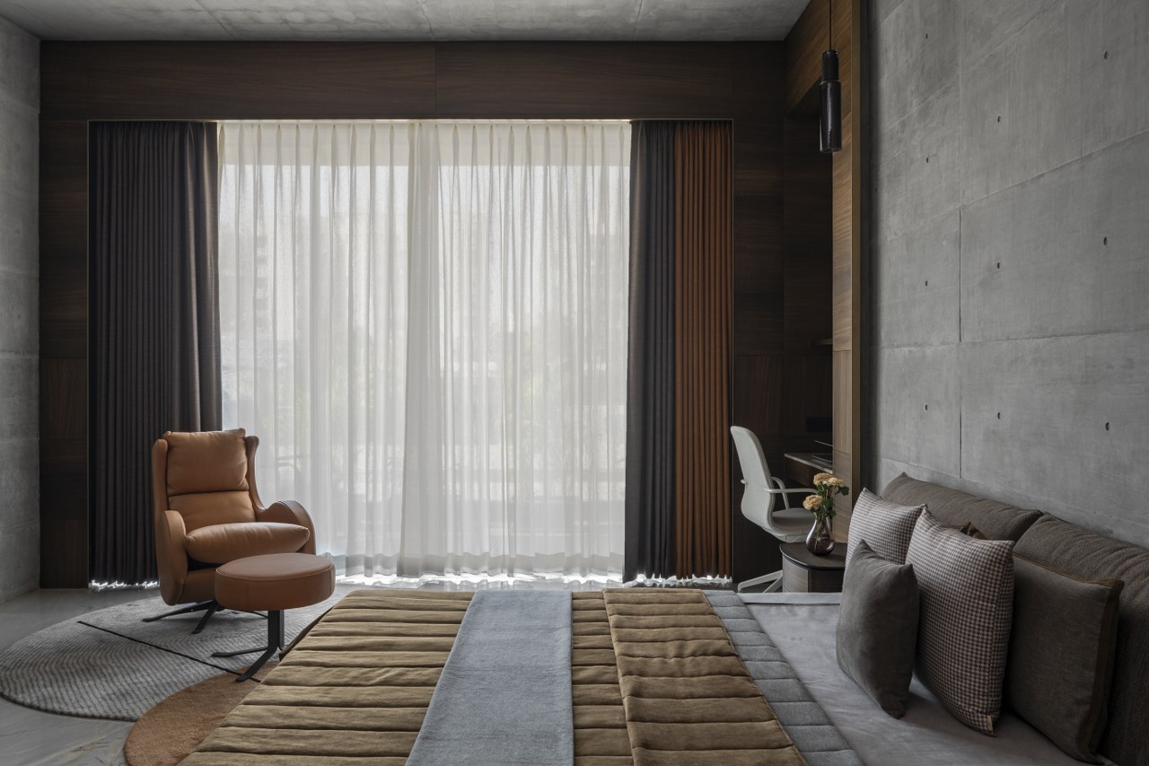 The Spaces in the Residence with Concrete Wall Forms Communicate ...