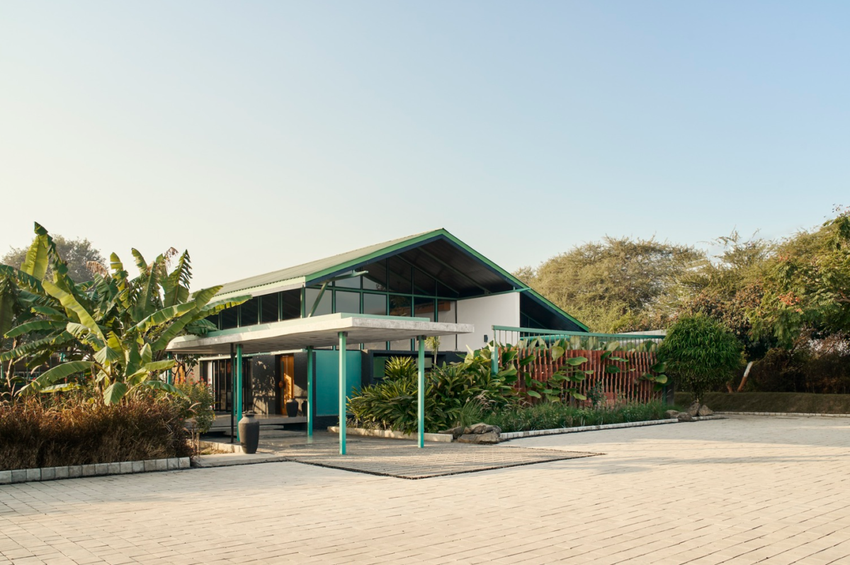 This Gable Roof House Welcomes One With The Sound of Flowing Water ...