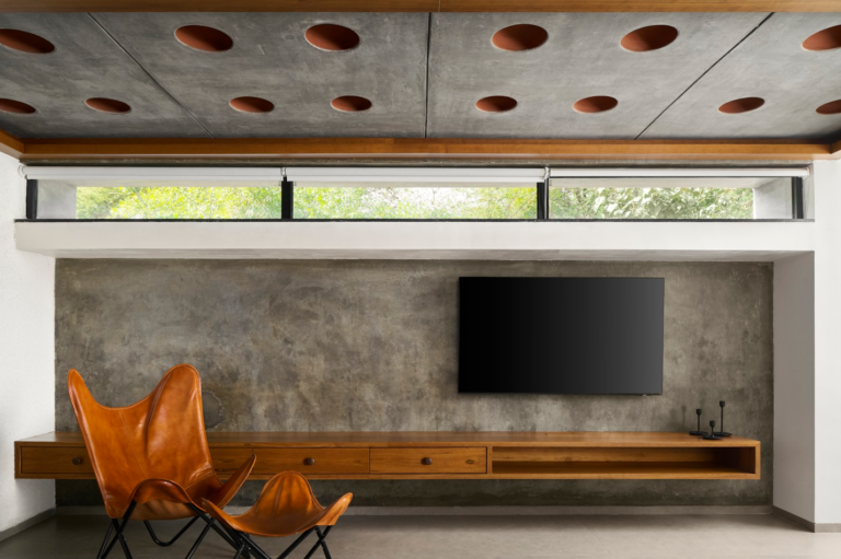 This Gable Roof House Welcomes One With The Sound of Flowing Water ...