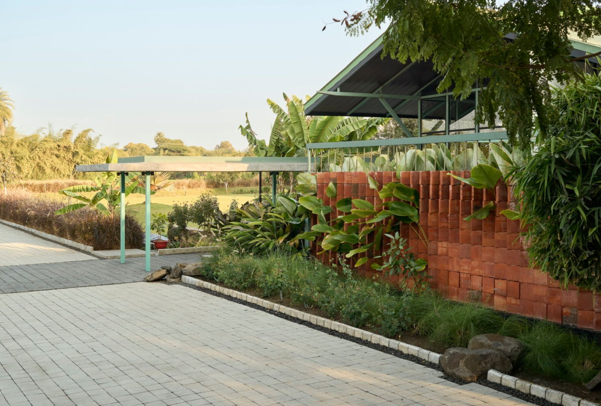 This Gable Roof House Welcomes One With The Sound of Flowing Water ...