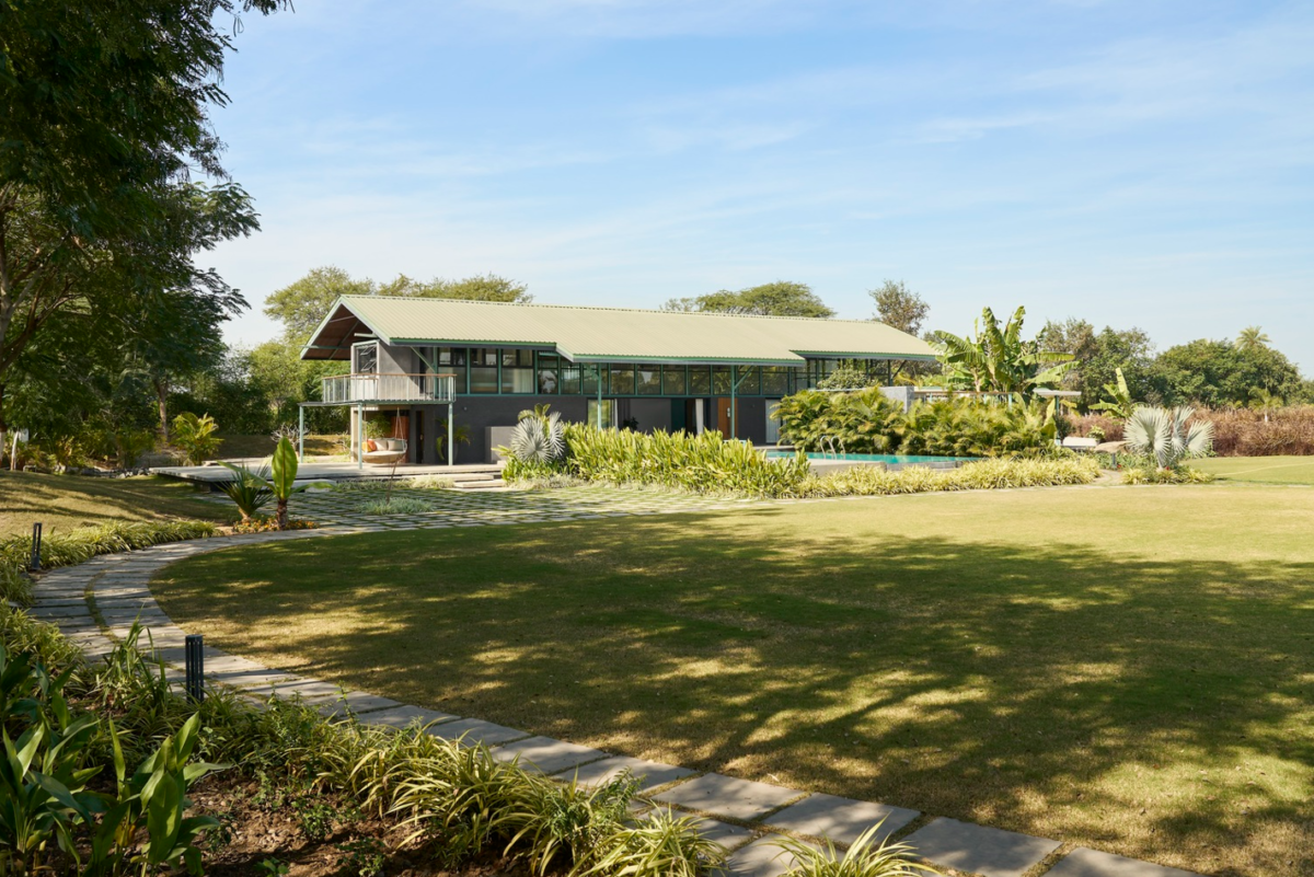 This Gable Roof House Welcomes One With The Sound of Flowing Water ...