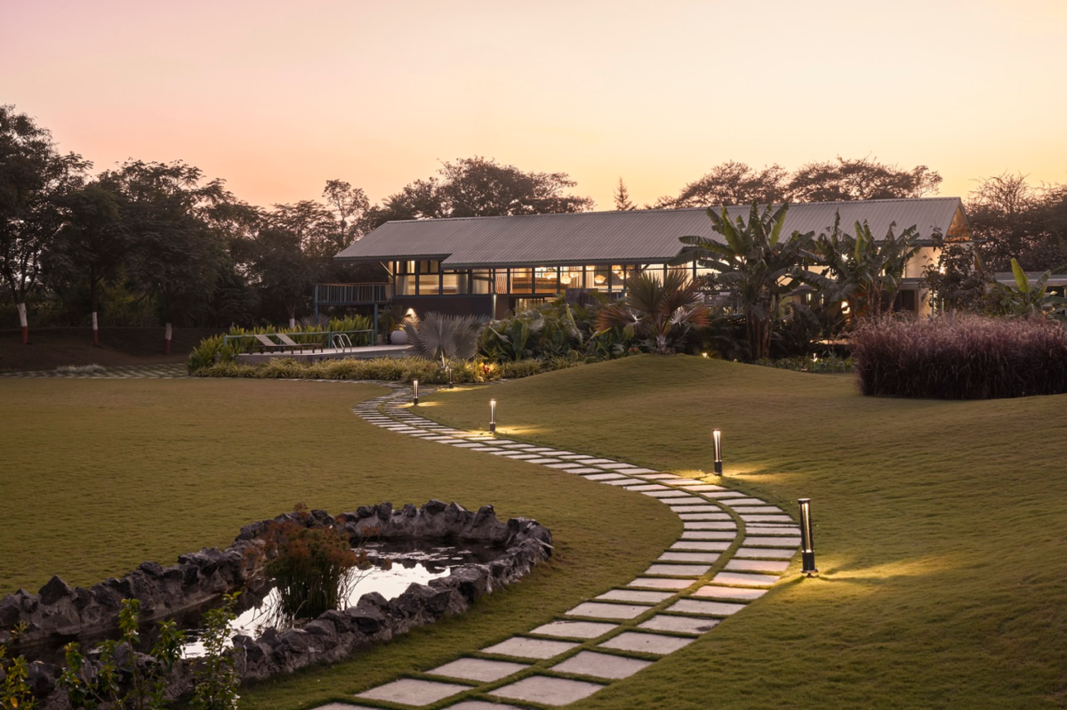 This Gable Roof House Welcomes One With The Sound of Flowing Water ...
