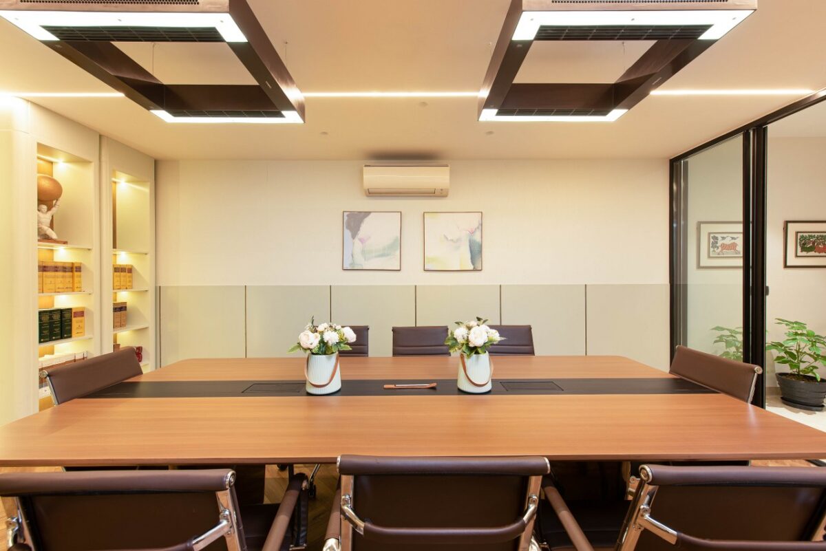 This Legal Office Design in Delhi Houses Generations of Libraries ...