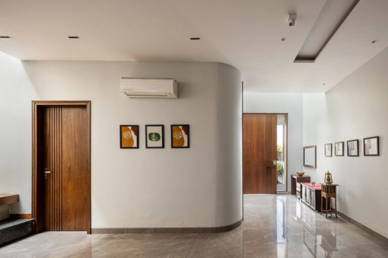 The Linear Plot of this House Inspired A Design That Emphasizes Natural ...