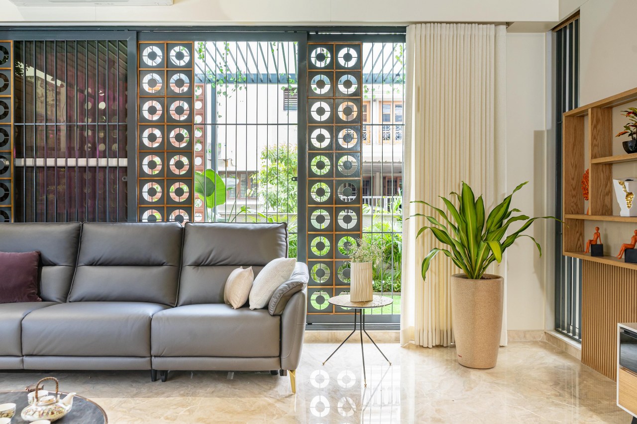 This South Facing House is in a Dense Area | Prashant Parmar Architect ...