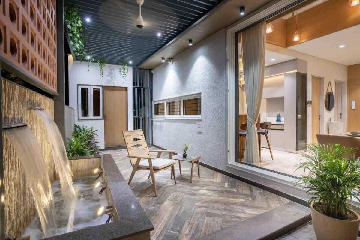 This South Facing House is in a Dense Area | Prashant Parmar Architect ...