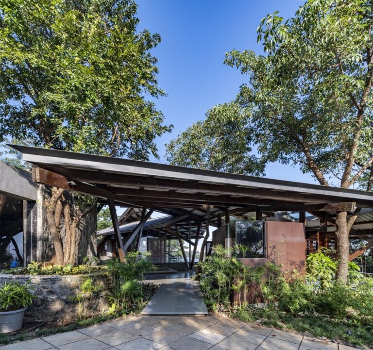 This Veranda House in Pune was Built in Separate Phases | Malik ...