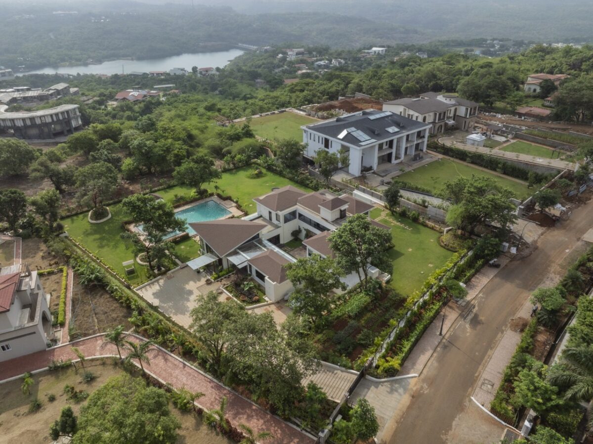 This Villa House Design is a Contemporary-Vernacular Blend | E-design ...