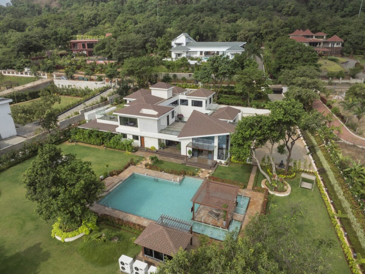 This Villa House Design is a Contemporary-Vernacular Blend | E-design ...